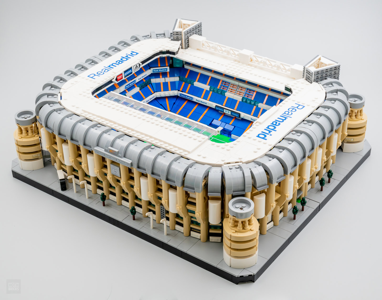 Vite testé : LEGO 10299 Real Madrid Santiago Bernabéu Stadium - HOTH BRICKS