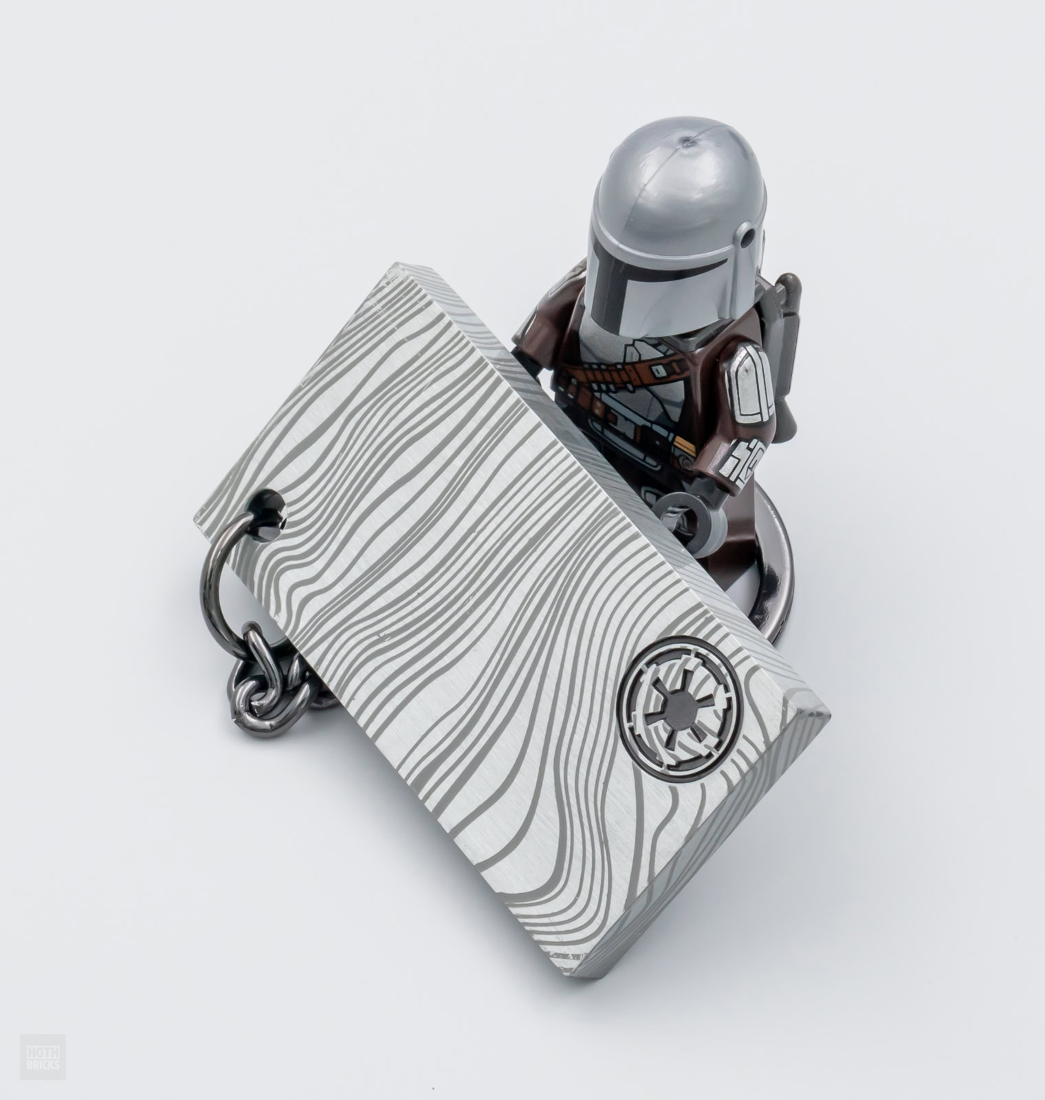 Gros plan sur le porte-clés LEGO VIP 5007403 Mandalorian Beskar ...