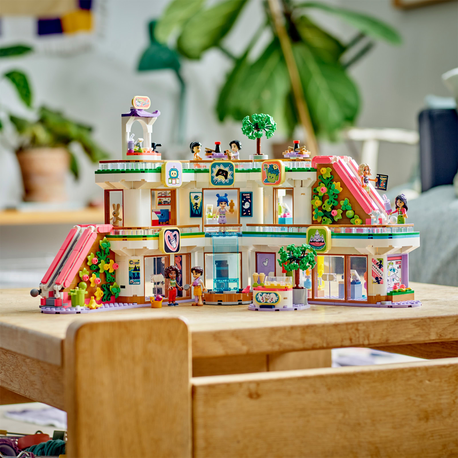 Nouveauté LEGO Friends 2024 : le set 42604 Heartlake City Shopping Mall ...