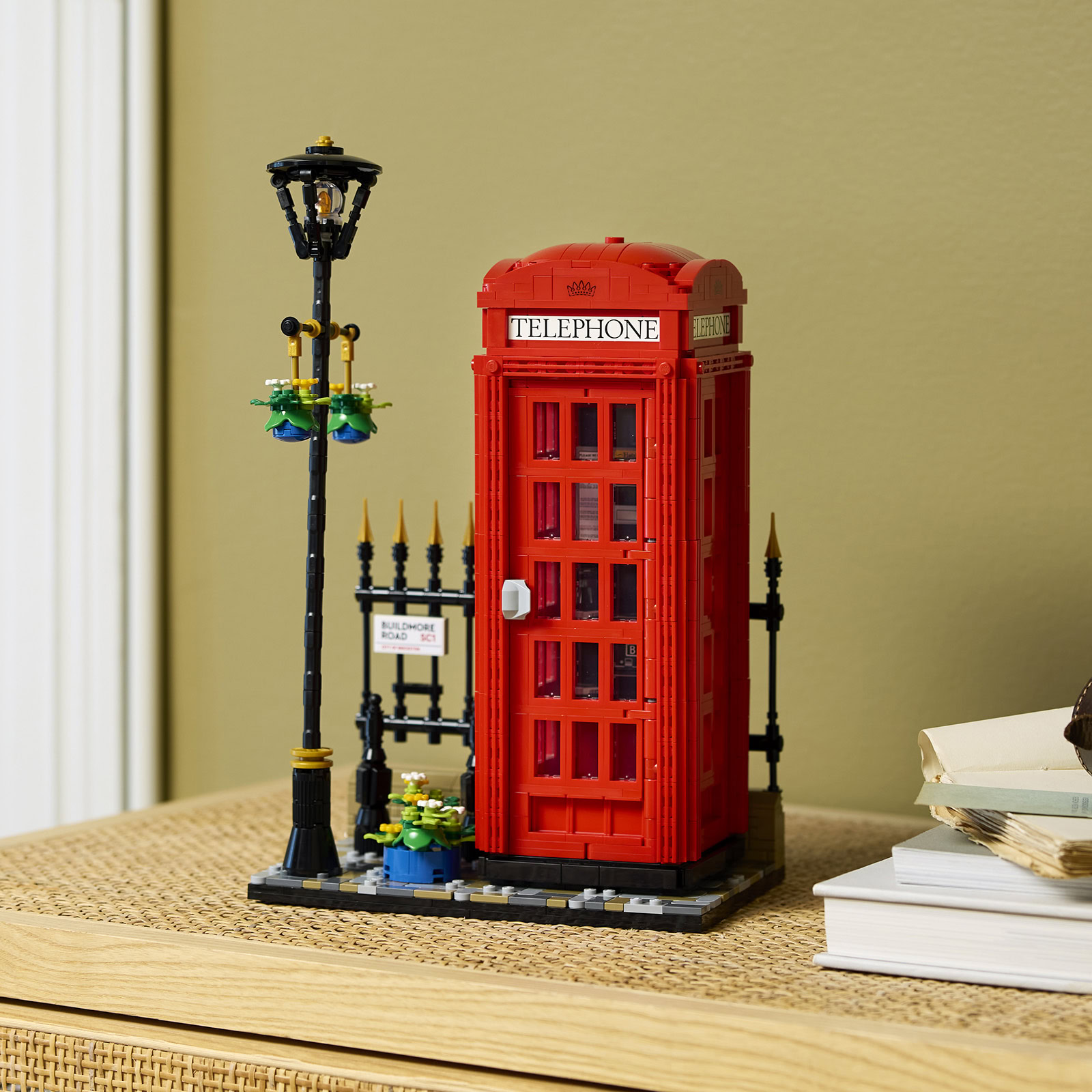 Nouveauté LEGO IDEAS 2024 : le set 21347 Red London Telephone Box est ...